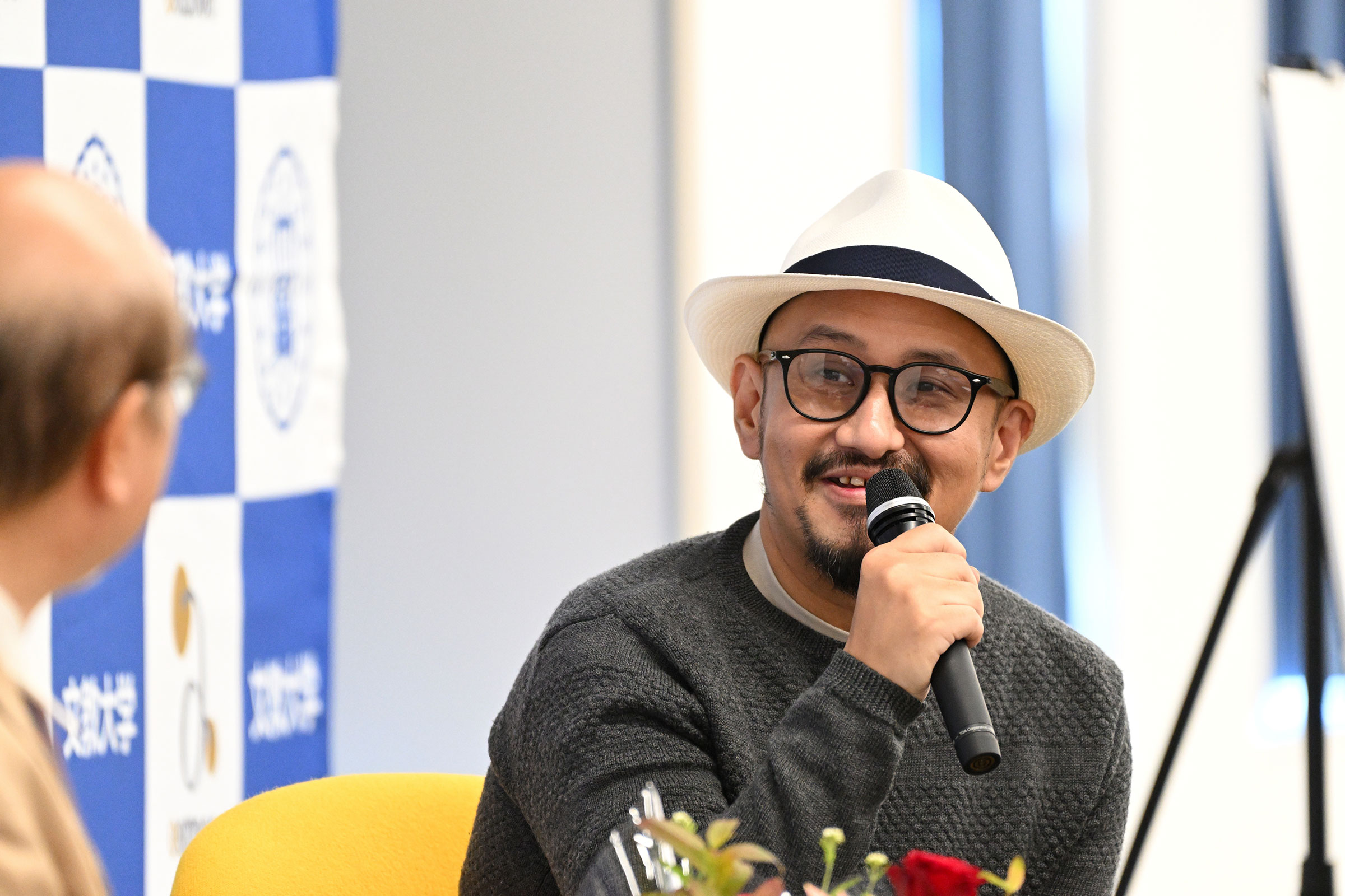 文教大学文学部から羽ばたいた直木賞作家 真藤順丈さん × 寺澤浩樹教授 対談―創作の原点から『宝島』へ｜文教大学学園校友会「あやなりBP」