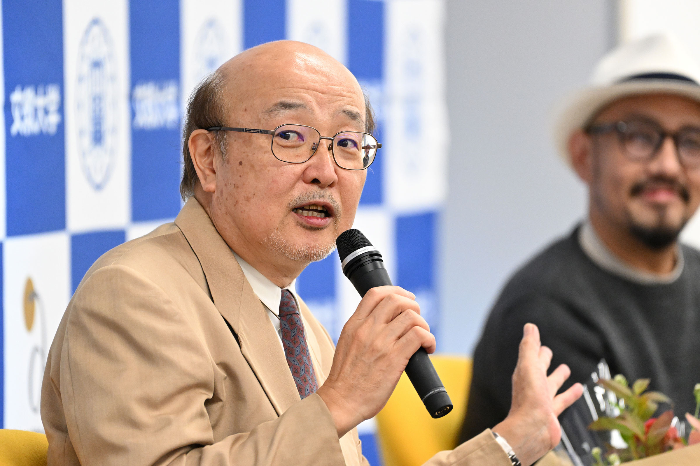 文教大学文学部から羽ばたいた直木賞作家 真藤順丈さん × 寺澤浩樹教授 対談―創作の原点から『宝島』へ｜文教大学学園校友会「あやなりBP」