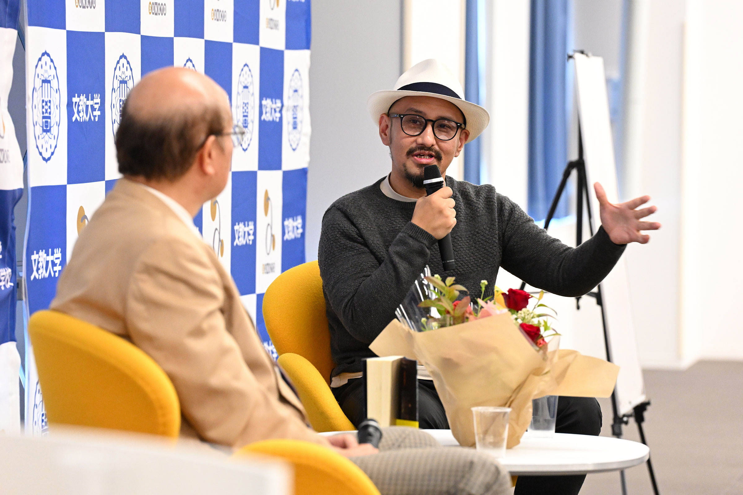 文教大学文学部から羽ばたいた直木賞作家 真藤順丈さん × 寺澤浩樹教授 対談―創作の原点から『宝島』へ｜文教大学学園校友会「あやなりBP」